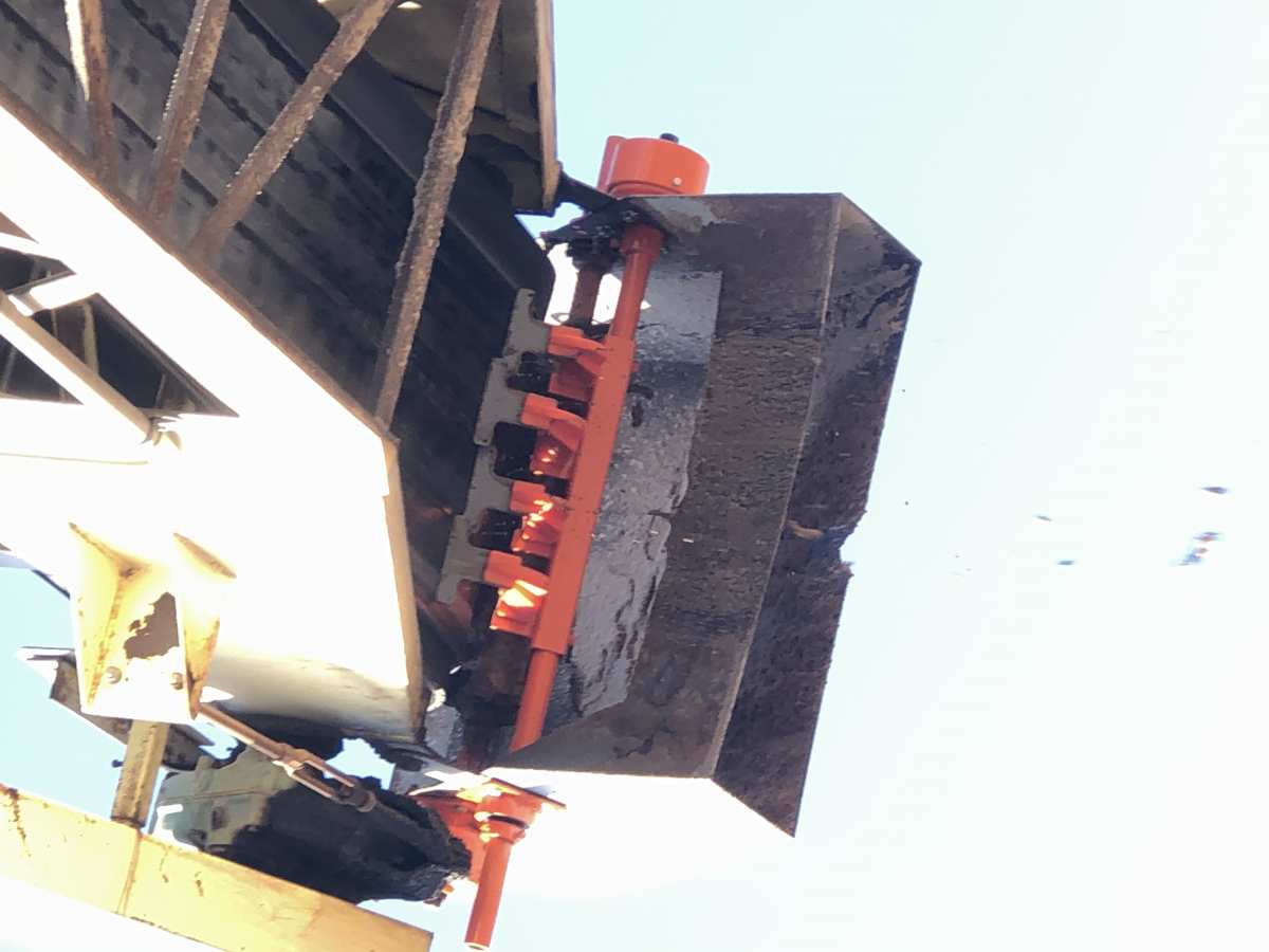 Mr. Blade Technician Installs Durt Hawg Cleaner to Eliminate Carryback